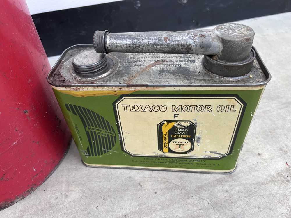 Texaco oil dispensor and oil can