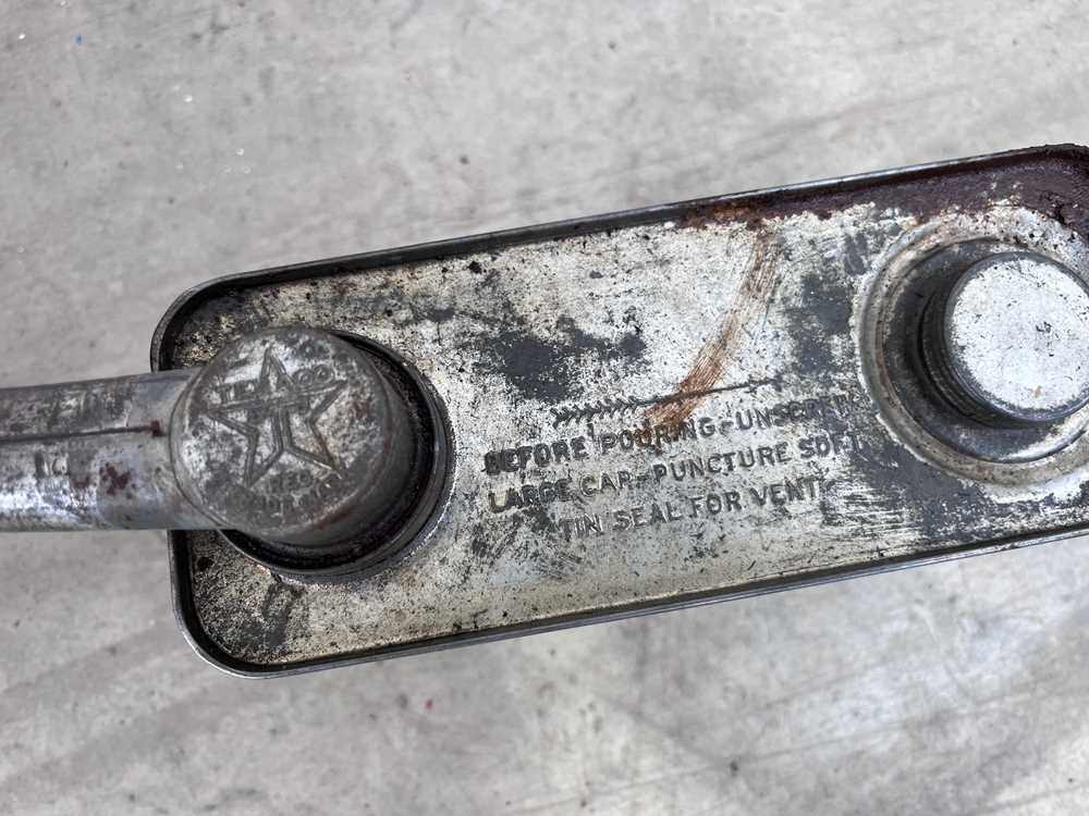 Texaco oil dispensor and oil can